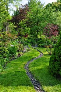 42 Nature-Inspired Drainage Garden To Looks Beautiful | Housetodecor.com