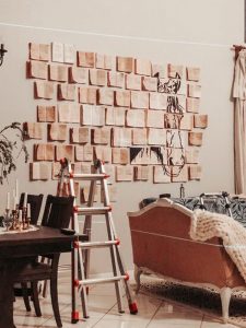 20 DIY Vintage Book Walls To Decorate Your Home | Housetodecor.com
