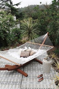 20 Cozy Outdoor Hammock Ideas To Relax In Summer | Housetodecor.com