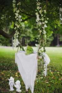23 Romantic Floral Tree Swings For Your Wedding Day | Housetodecor.com
