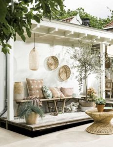 23 Cozy And Aesthetic Tropical Terrace Decor Ideas | Housetodecor.com