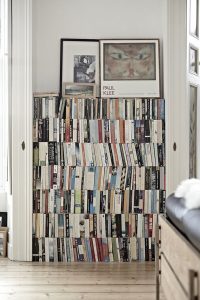 15 Vertical Bookshelf Ideas To Get Space-Saving | Housetodecor.com