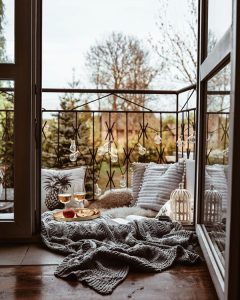 14 Most Romantic Balcony Ideas For Valentine’s Day | Housetodecor.com