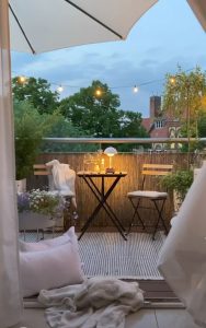 14 Most Romantic Balcony Ideas For Valentine’s Day | Housetodecor.com